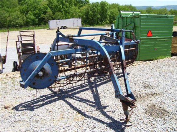 337: FORD 513 HAY RAKE