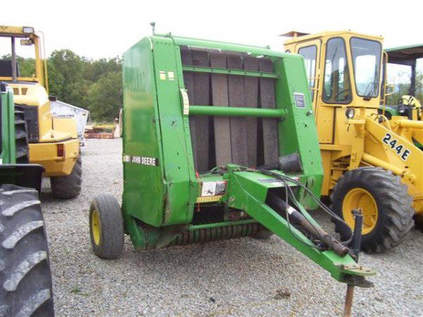 John Deere 335 Round Baler