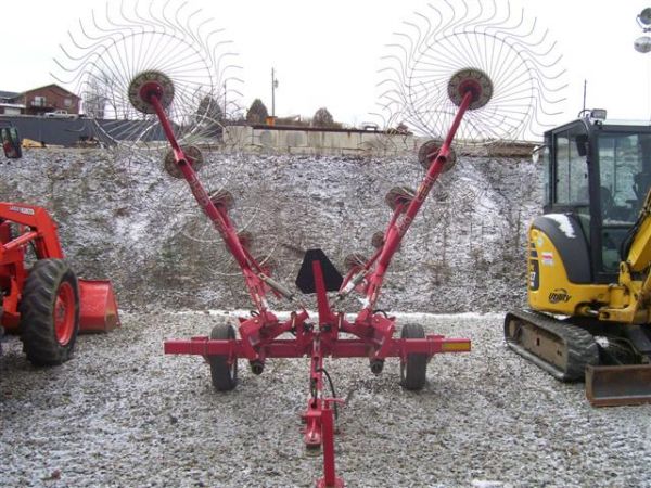 39: GEHL 420 10 WHEEL HAY RAKE "VERY NICE"