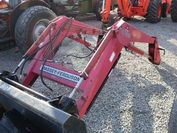 142: MASSEY FERGUSON 1032 FRONT END LOADER ATTACHMENT : Lot 142