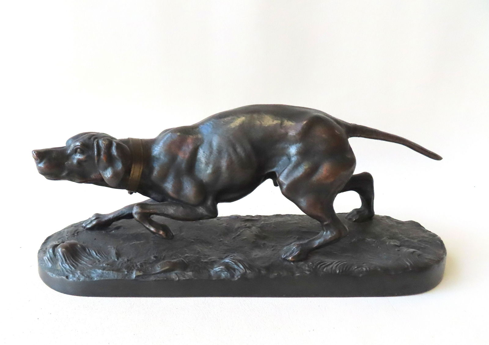 A very detailed bronze sculpture depicting a pointing | Barnebys