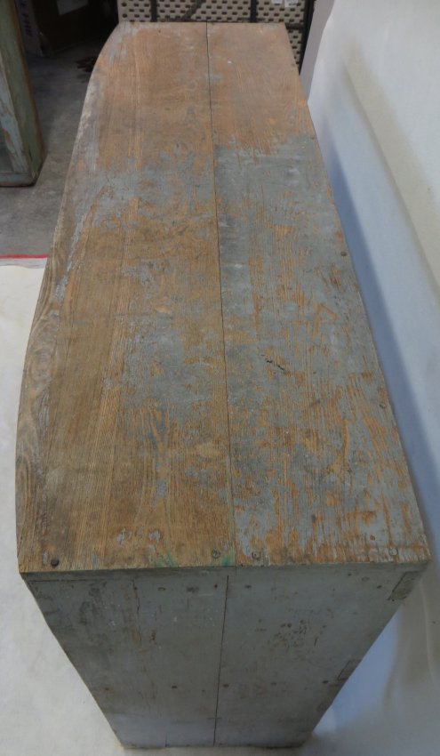 Primitive bucket bench in old grey paint. : Lot 98