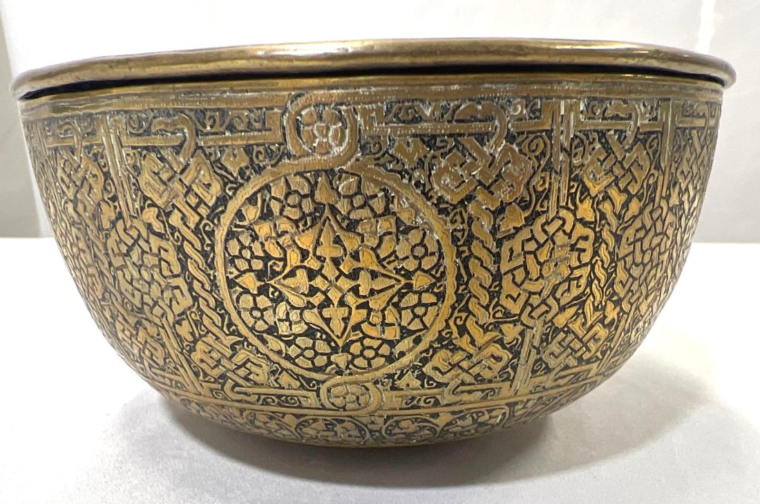 Hemispherical Bowl With Flat Lid