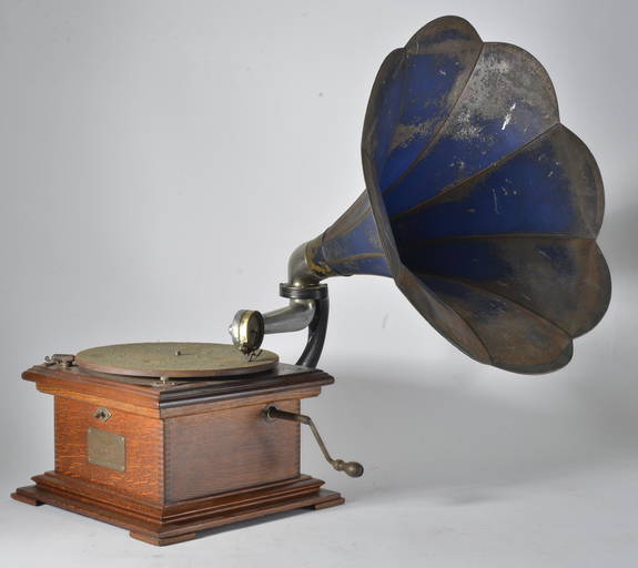 Victor Table Top Phonograph (#0302) on Feb 11, 2023 | Ledbetter Folk ...