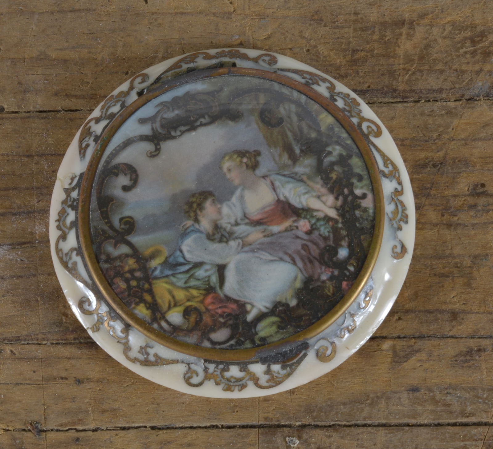 Victorian Round Powder Compact Auction