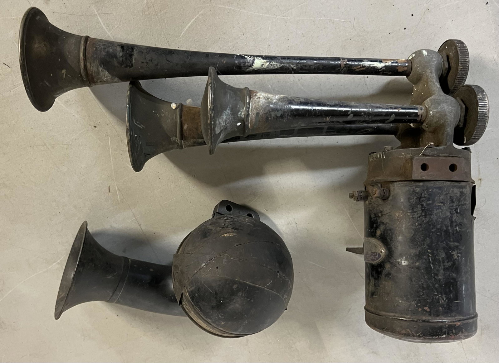 Two early electric horns - three trumpet Sparton musical horn and ...