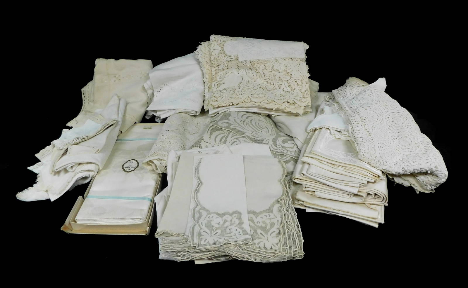 Textiles: Large Lot Of Assorted Fine Table Linens Including Napkins ...