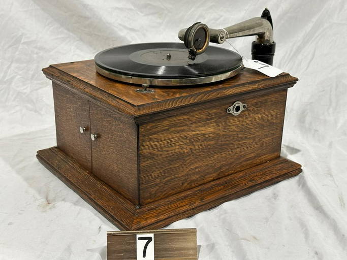 Victor Victrola VV-IV Phonograph - Nov 17, 2022 | Stanton's Auctioneers ...