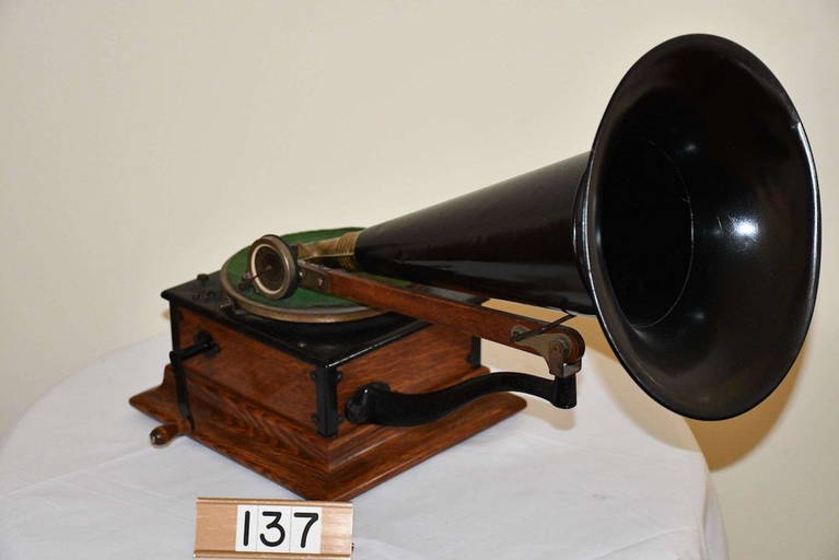 Victor "R" Disc Phonograph - Nov 17, 2022 | Stanton's Auctioneers ...