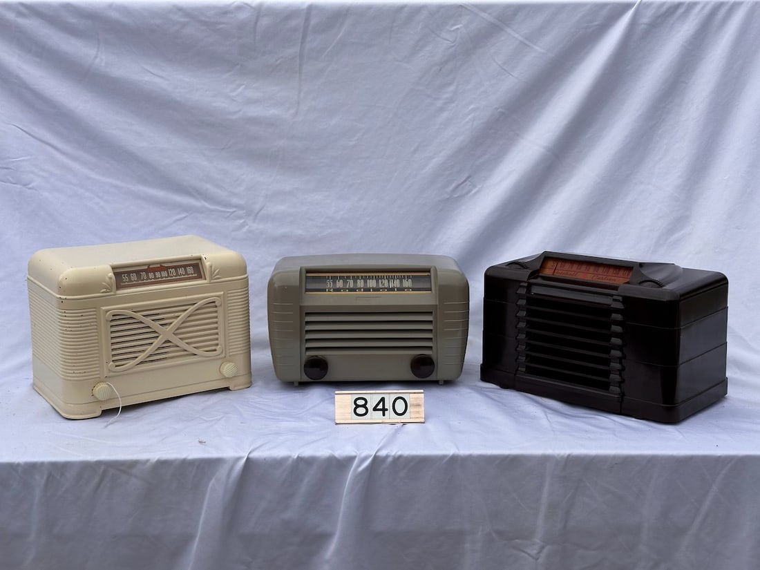 Group Of 3 Bakelite Radios Auction