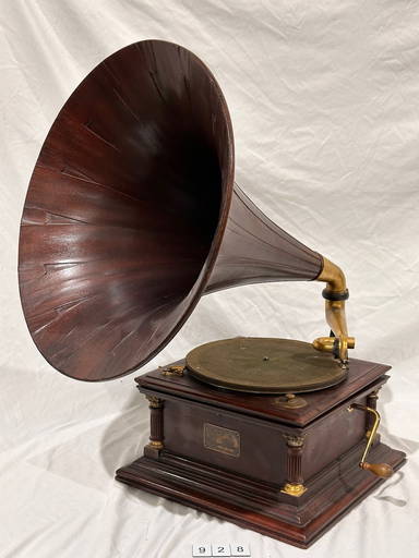 Victor Vi Disc Phonograph With Mahogany Spear Tip Horn