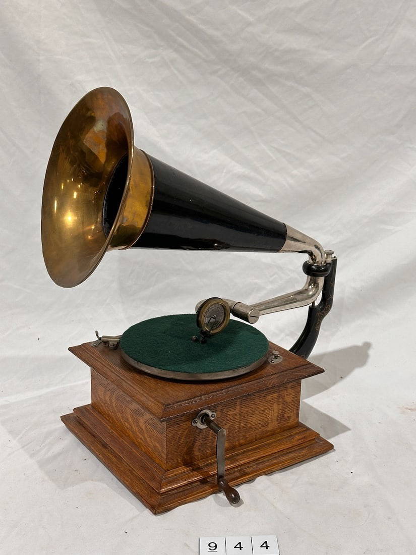 Victor I Disc Phonograph - Apr 27, 2024 | Stanton's Auctioneers ...