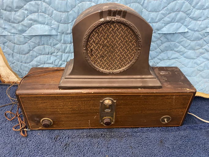RCA Tube Radio and Speaker (#0315) on Dec 11, 2022 | Costea's Auction ...