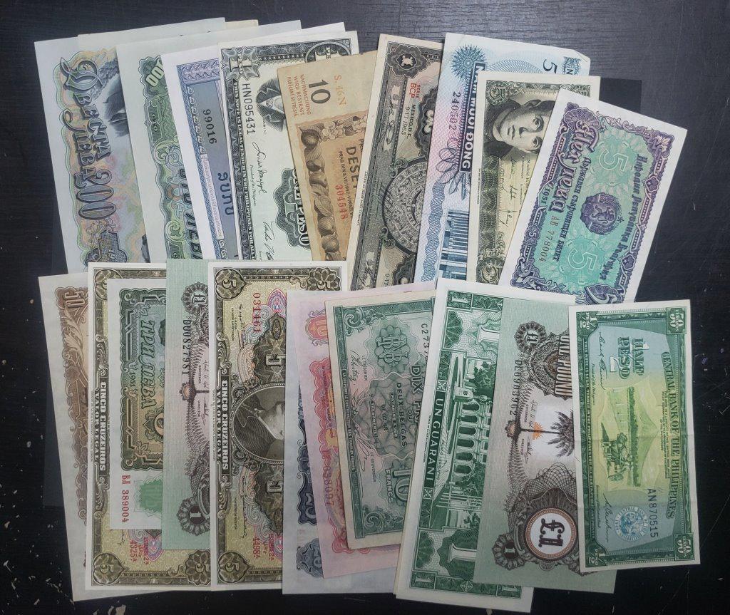 (22) Foreign Currency Notes Crisp Unc