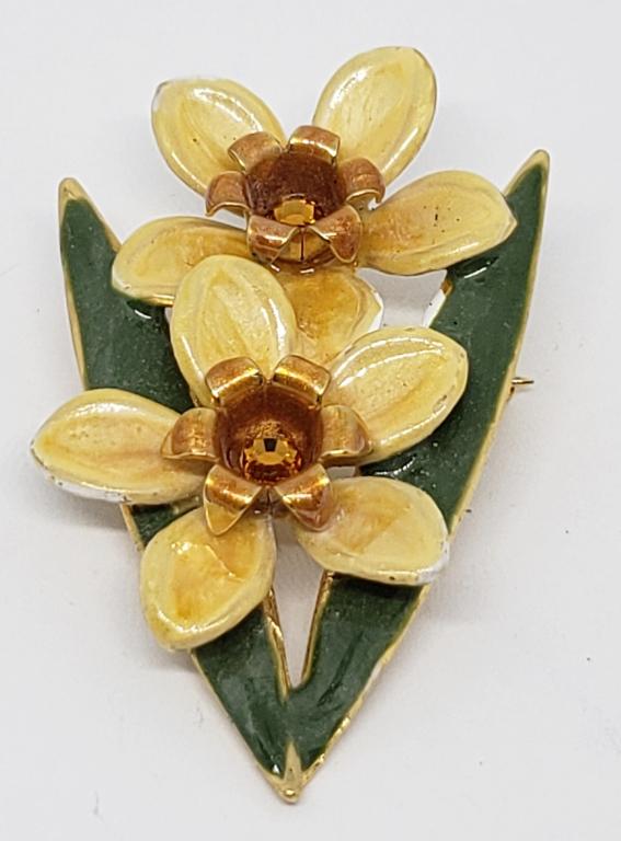 Vintage Kc Gold Toned Flower Brooch