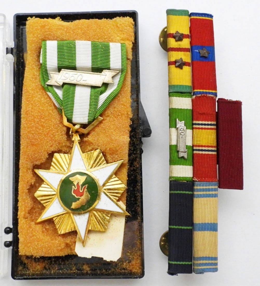 Vietnam Service Medal & Pin Bar Auction