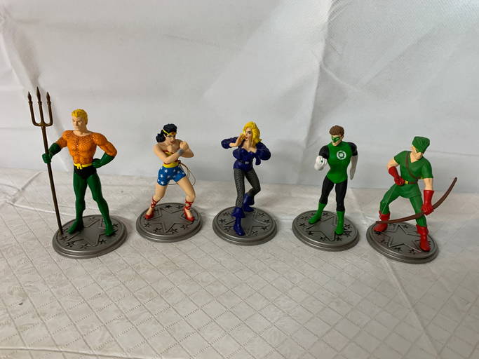 5 Assorted Collectible Superheroes