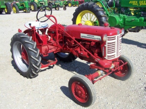 528: IH Farmall Cub Low Boy Farm Tractor
