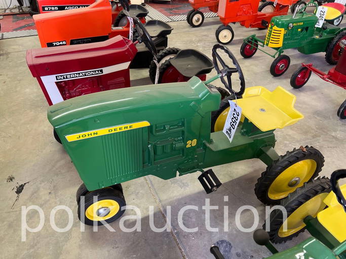 2359 John Deere 20 Pedal Tractor