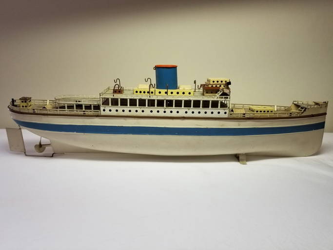 Fleischmann Ocean Liner ~ 19 Inch Tin Wind Up