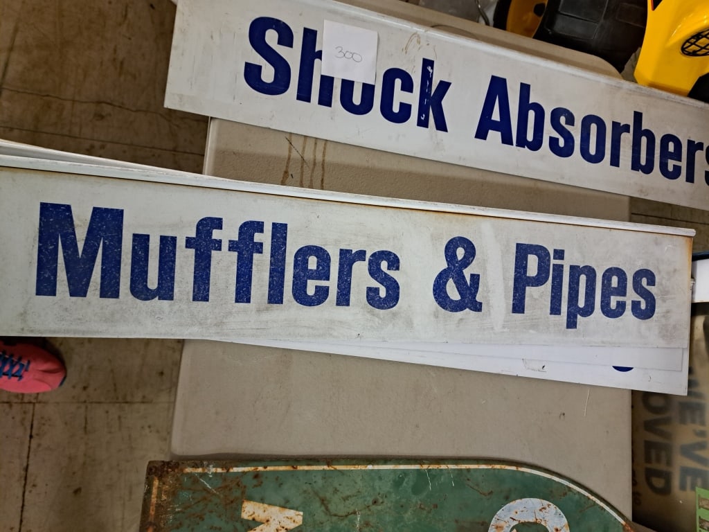Muffler Pipes Sign