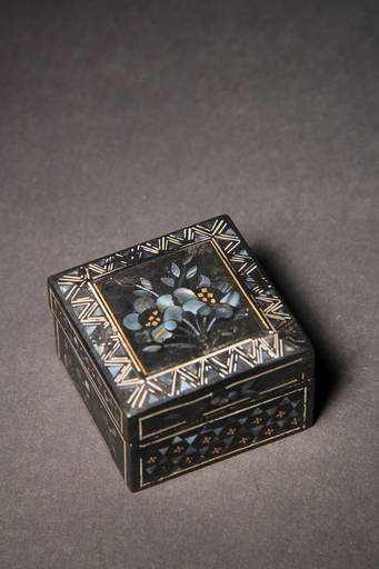 Chinese Wood Box Inlaid Mother In Pearl