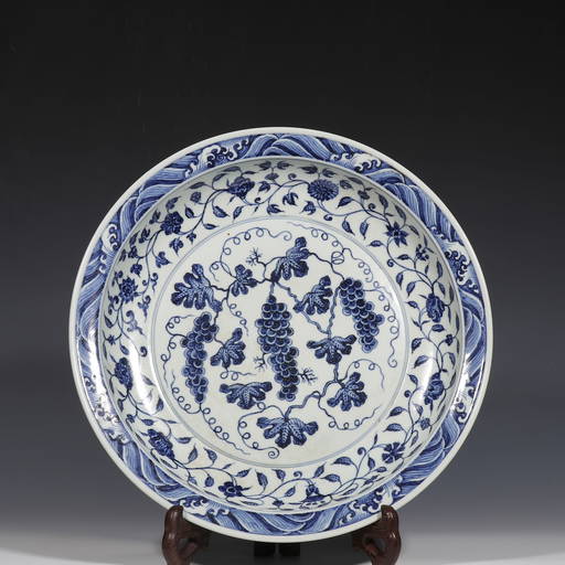 Chinese Ming Dynasty Blue And White Grape Pattern Fold Along The Disc
