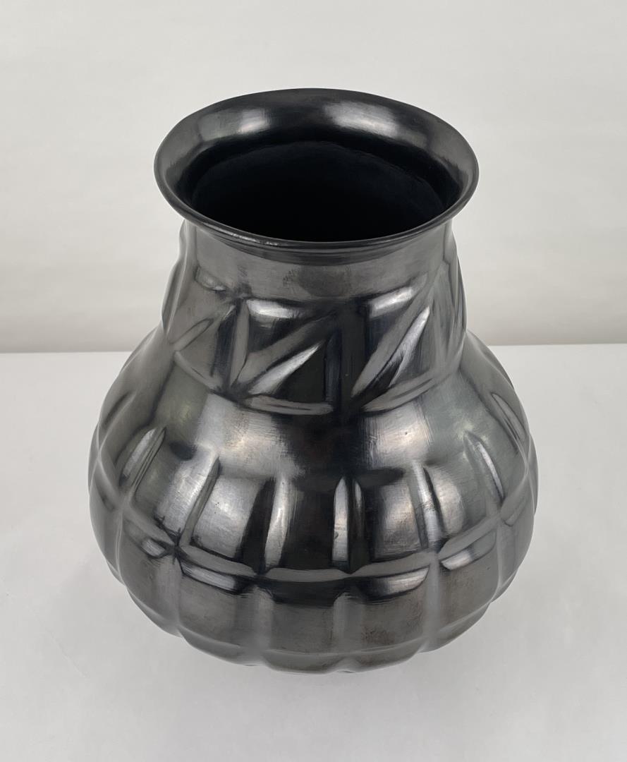 Neli Reyes Mata Ortiz Pottery Vase Pot - Apr 01, 2023 | Davis Brothers ...