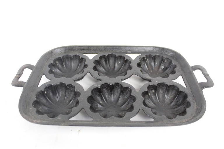 19th C Gate Mark Cast Iron Turk's Head Gem/muffin Pan