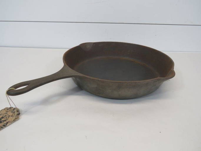 Puritan # 10 Cast Iron Skillet With Fire Ring