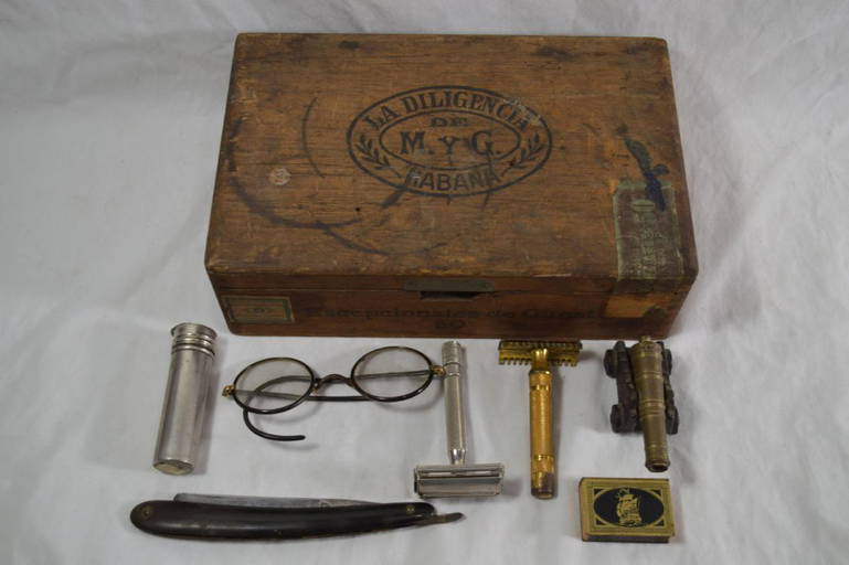 La Diligencia Wood Cuban Cigar Box With Canon, Razor,