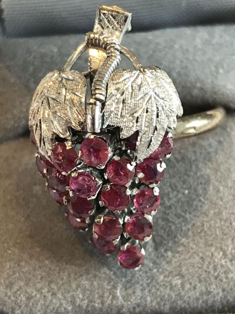 18K GOLD AND RUBY GRAPE CLUSTER RING. 6.5 GRAMS