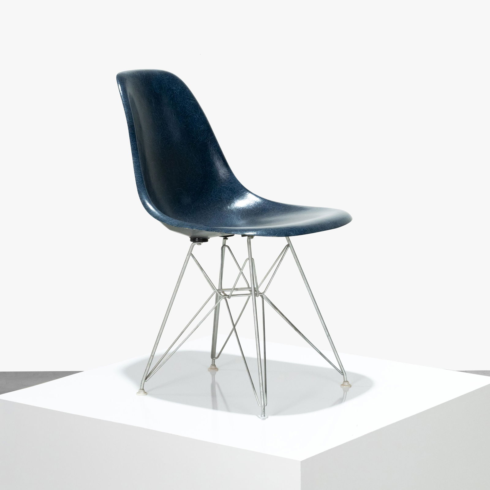 Charles & Ray Eames - Dsr Chair - Dec 18, 2022 | Bartons Auction In Pa