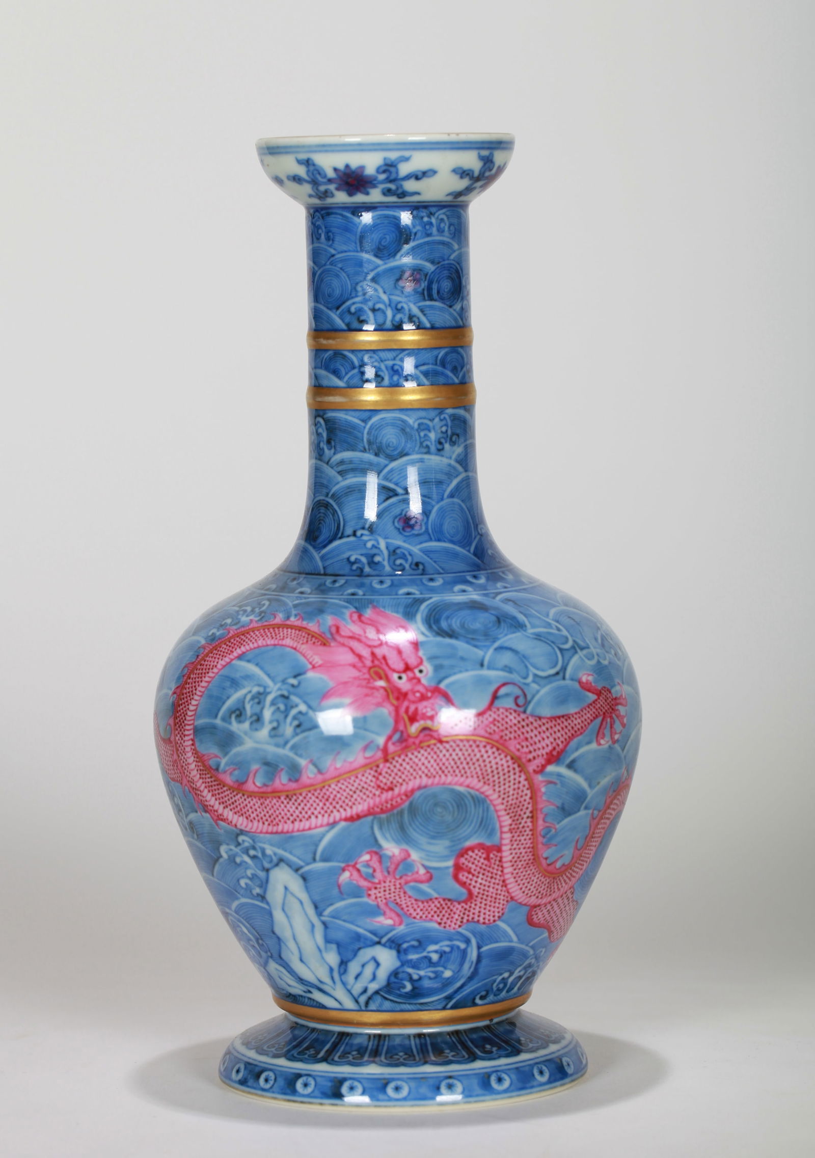 A Blue And White With Ruby Red 'dragons' Vase - Jun 05, 2025 | Azaya ...