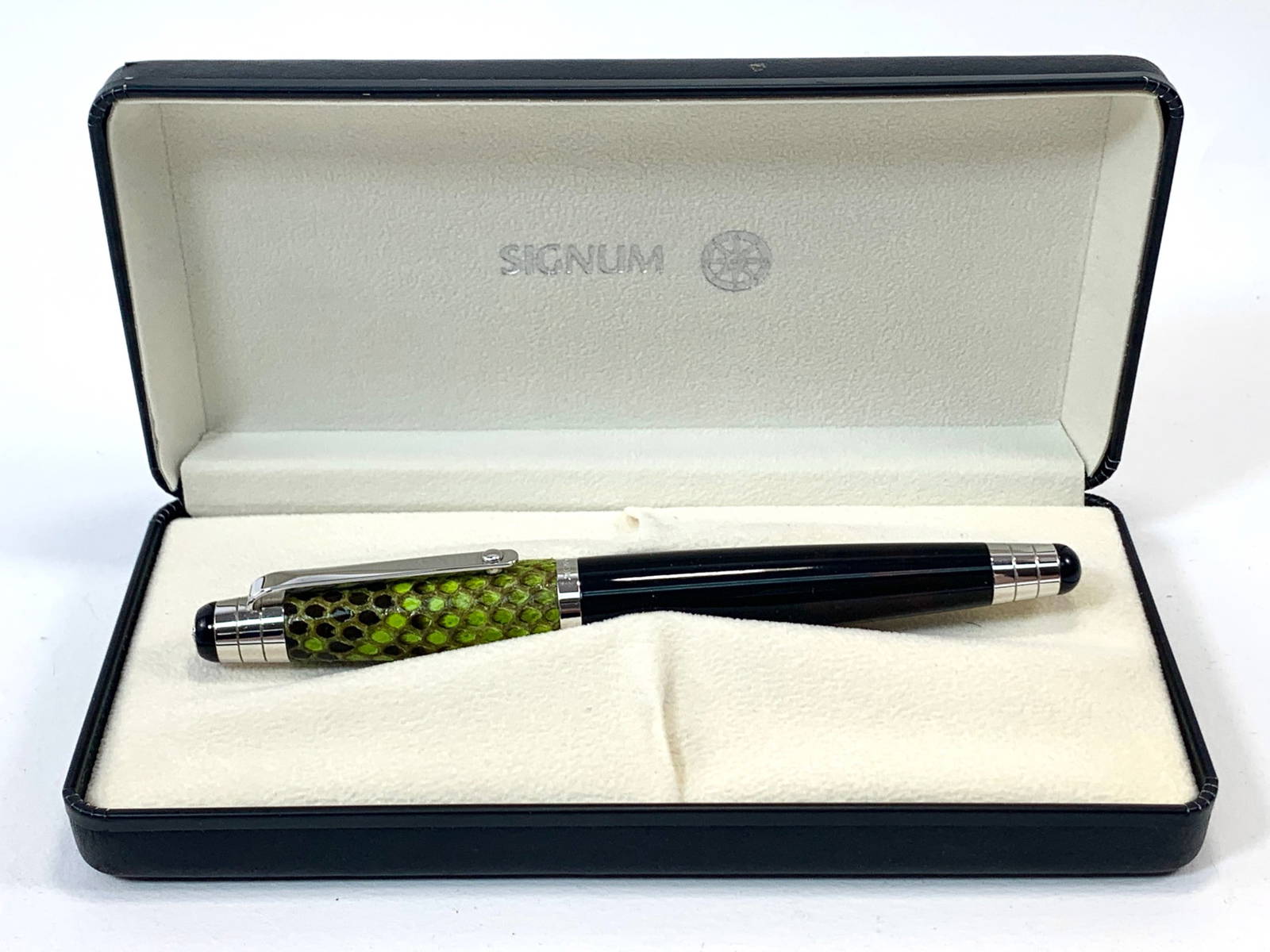 Signum Italy Black And Snakeskin Fountain Pen W/box Auction