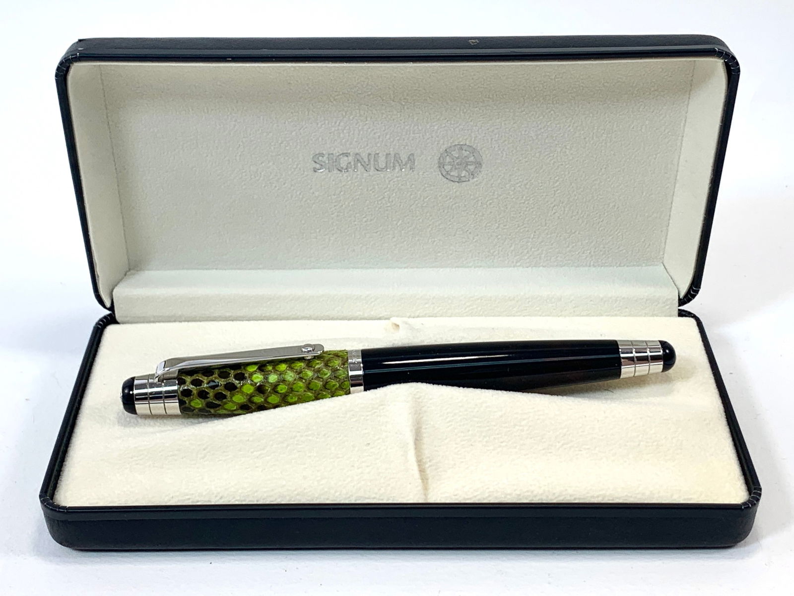 Signum Italy Black And Snakeskin Fountain Pen W/box Auction