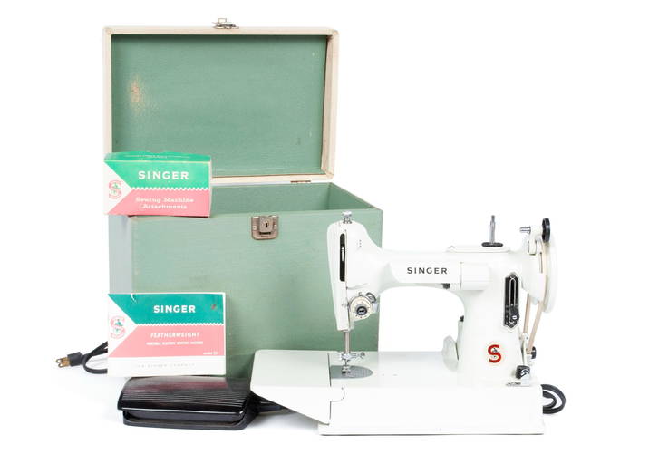 WHITE SINGER FEATHERWEIGHT 221 SEWING MACHINE - Dec 02, 2022 | Selkirk ...