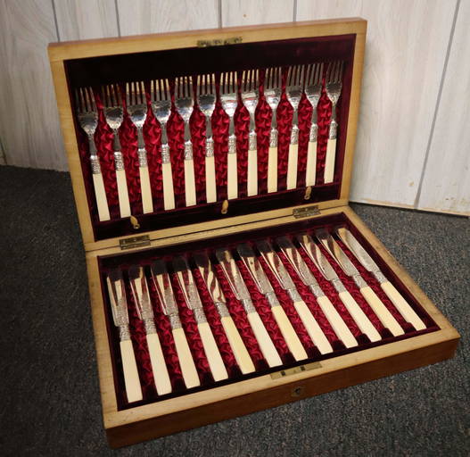 Vintage 24pc Of Bone/bakelite Flatware