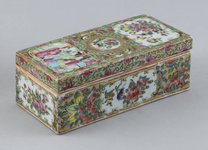 CHINESE EXPORT ROSE MEDALLION PORCELAIN RAZOR BOX Mid-19th Century ...