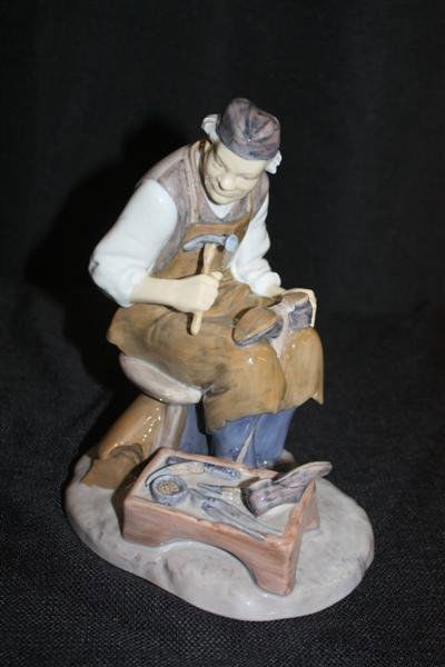 366: Bing & Grondahl Axel Locher "Cobbler" Figure 2228