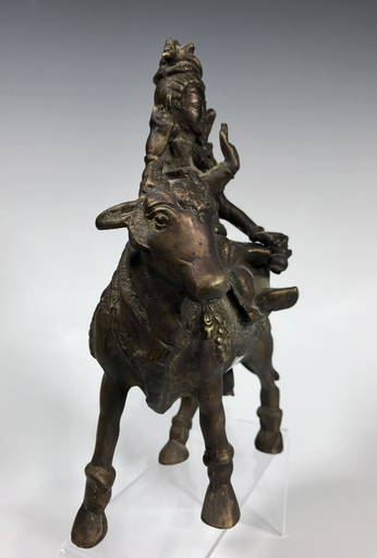 AN ANTIQUE INDIAN LORD SHIVA RIDING ON A NANDI BULL BRONZE FIGURINE ...
