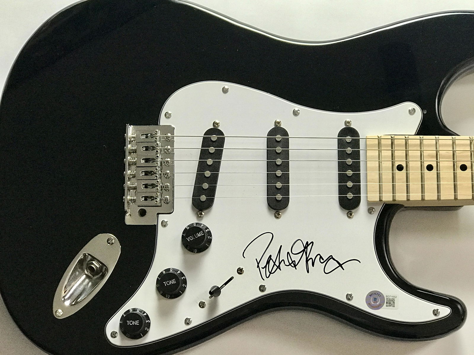 Peter Frampton Signed Guitar -BAS (#0352) on May 07, 2022 ...