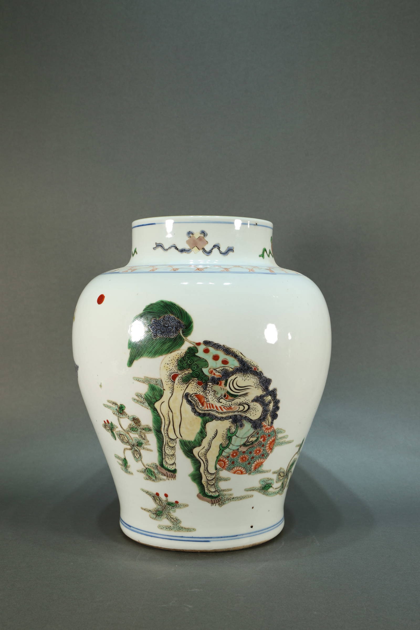 Wucai Kirin Pattern Porcelain Jar Auction