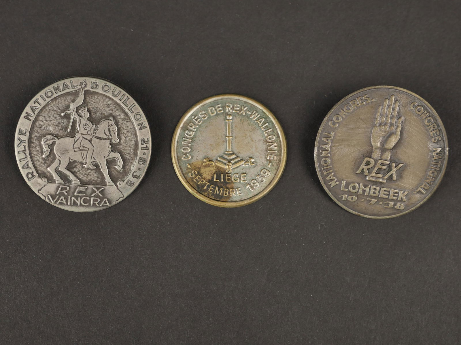 Lot de 3 insignes ronds metalliques de REX. Set of 3 round metallic REX ...