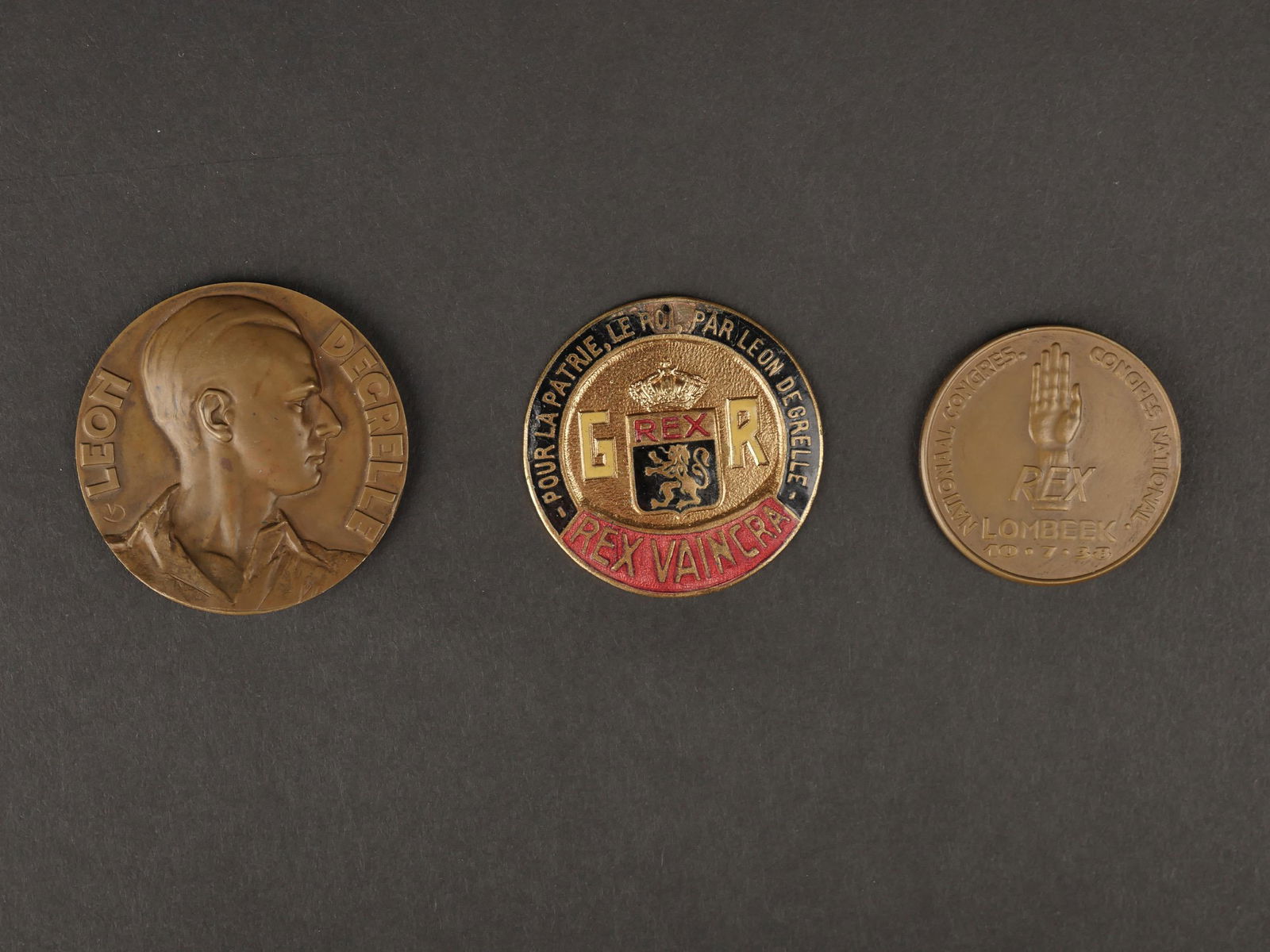 Lot de 3 insignes ronds metalliques de REX. Set of 3 round metallic REX ...