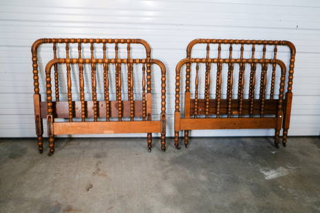 Pair Of Early 20th Century Bobbin Turned Twin Beds