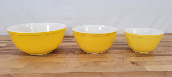 Vintage Pyrex Mixing Bowl Set In Yellow