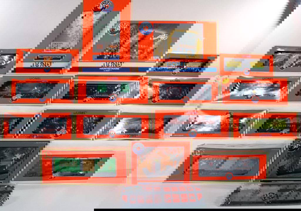 Modern Lionel O Gauge Halloween Witch Pylon/haunted House/halloween ...