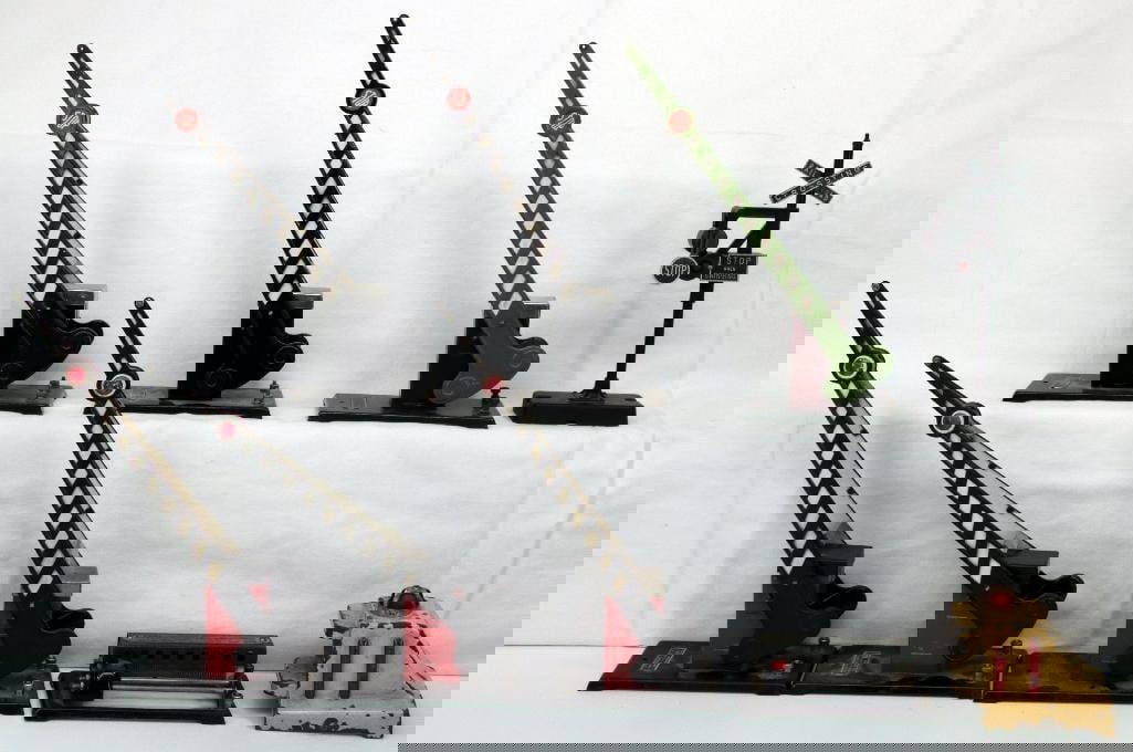 Lionel Prewar 77n Crossing Gate X2 And 77 Crossing Gate Auction