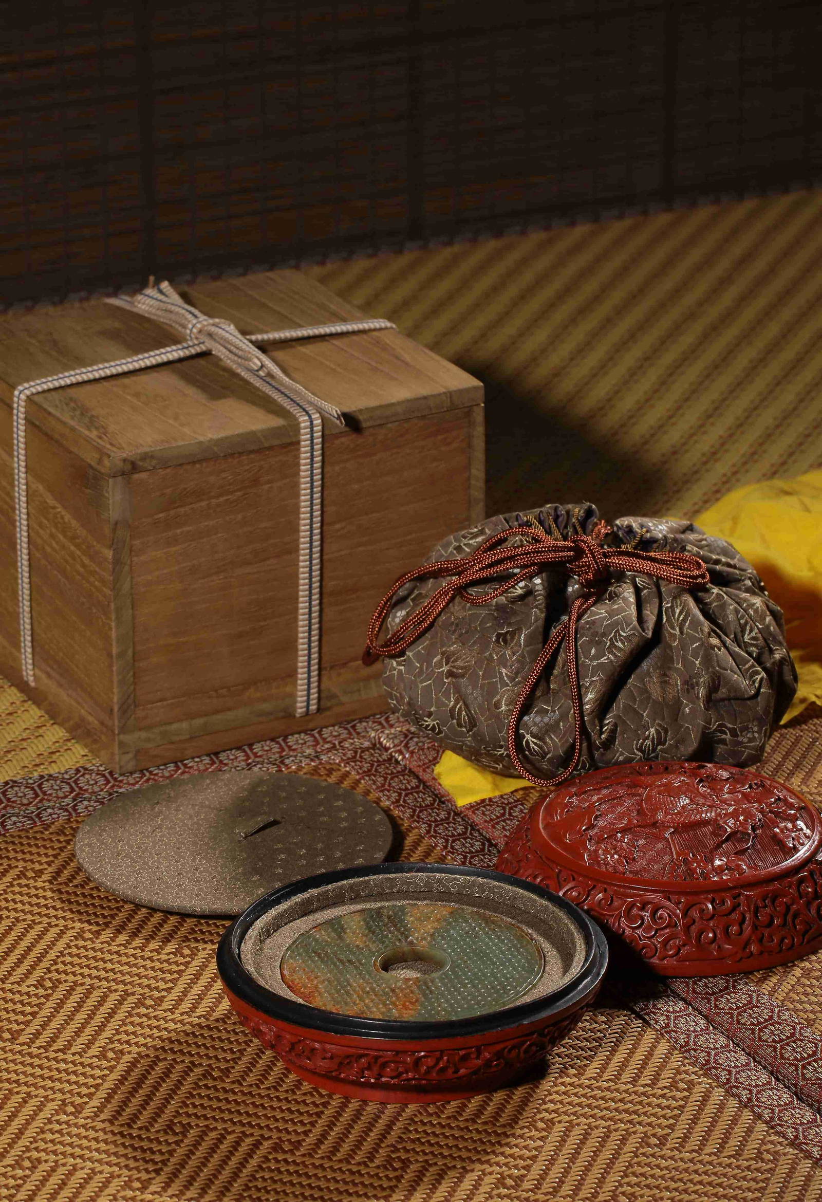 AN ARCHAIC JADE BI,WARRINNG STATES-HAN DYNASTY, WITH A CINNABAR LACQUER ...